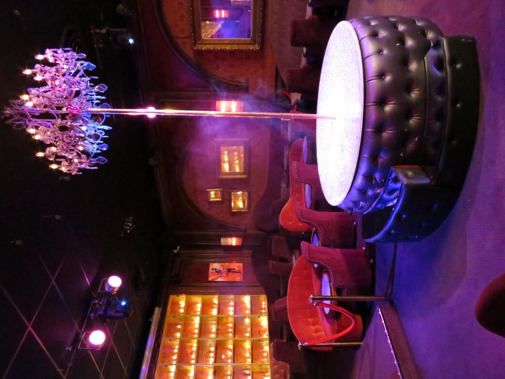 On a rencontré pour vous 3 divines strip-teaseuses du Secret Square ...